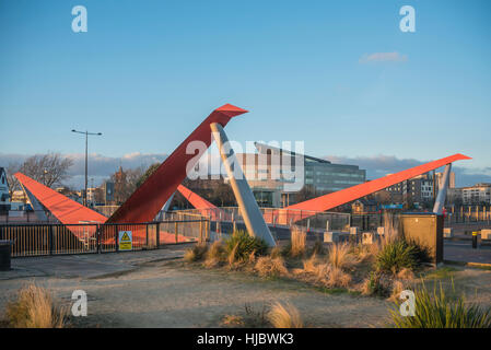 Porth Teigr Brücke, Cardiff Bay. Wissen lokal als Origami Brücke ...