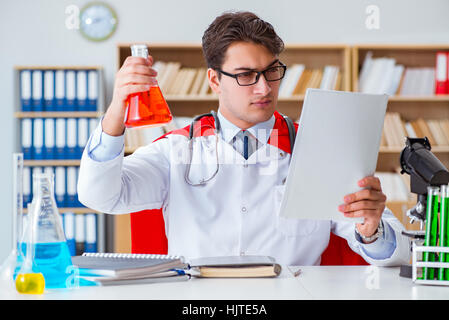 Superhelden-Arzt im Labor Krankenhaus Stockfotografie - Alamy