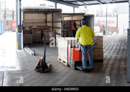 Beladen ein LKW auf der Rampe Stockfoto, Bild: 132171121 - Alamy