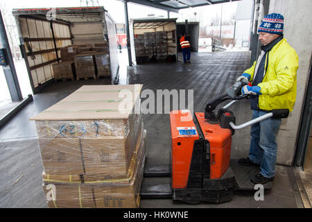 Beladen ein LKW auf der Rampe Stockfoto, Bild: 132171155 - Alamy