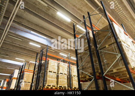 Moderne Lagerregale mit Stapel von Kartons Stockfotografie - Alamy