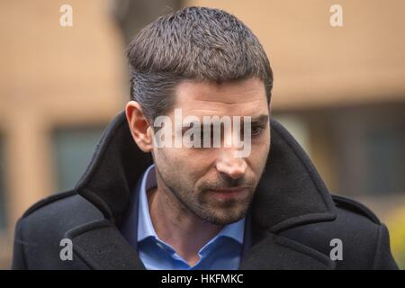 Carl Hirschmann verlässt Southwark Crown Court mit Verlobten Fiammetta ...