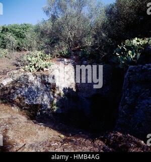 Eingang zum Tunnel führt in den unteren Teil der Insel Martana und ...