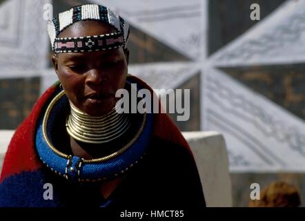 Ndebele Frau trägt eine Tracht und Idzilla, Bronze oder Kupfer Halsringe, Südafrika ...