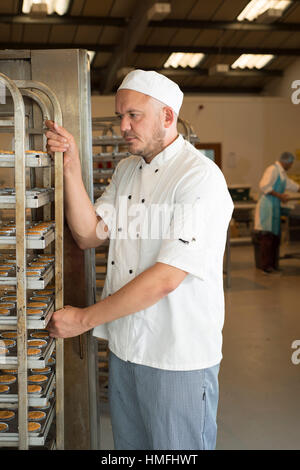 Ein professioneller Koch bereitet und Köche Laibe Brot- und Backwaren ...
