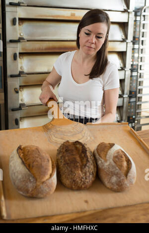Ein professioneller Koch bereitet und Köche Laibe Brot- und Backwaren ...