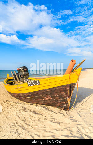 DEBKI Strand, Ostsee - 18. Juni 2016: bunte Fischerboot am Debki ...