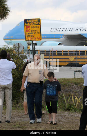 Schaulustige versammeln sich, um zu sehen und Fotografieren der Air ...