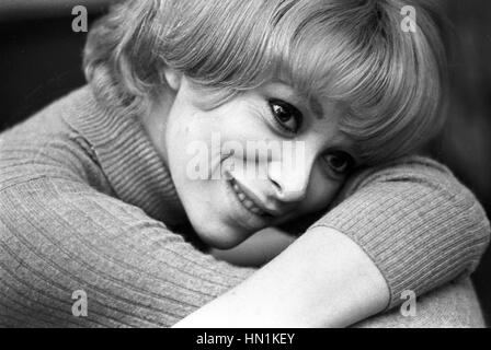 Französische Schauspielerin Mireille Darc, fotografiert im Jahr 1969 Stockfotografie - Alamy