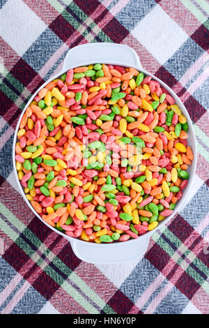 Knackige bunte Puffreis in die Schüssel. Gesundes Frühstück Stockfoto ...