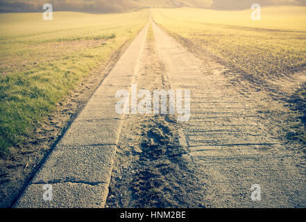 Ein langer, gerader Weg zum Fluchtpunkt Hochformat Stockfotografie - Alamy