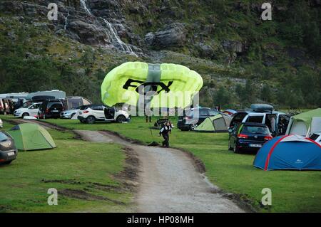 BASE-Jumper startet sich die Klippen der Kjerag im Lysefjord, Norwegen ...