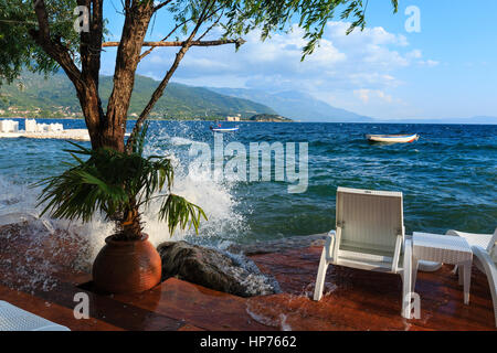 Ohrid-See Sommer Blick vom Strand mit Liegestühlen und Blumentöpfe ...