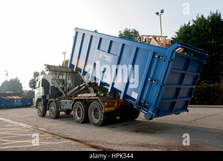 Commercial Skip LKW mit großen Abfall Müllcontainer Stockfoto, Bild ...
