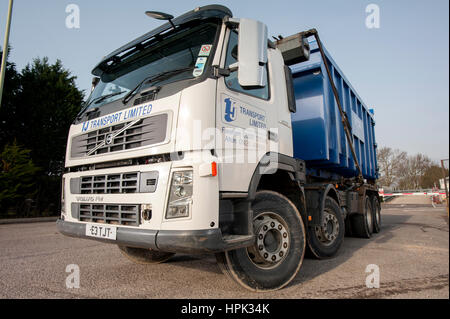Commercial Skip LKW mit großen Abfall Müllcontainer Stockfoto, Bild ...