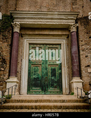 Das antike Bronze Tor des Tempel des Romulus (Tempio del Divo Romolo ...