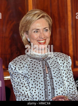 US First Lady Hillary Rodham Clinton (L) winkt Touristen zu, als sie ...