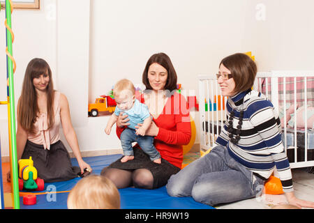 Vier Mütter mit ihren schönen Kindern im kindergarten Stockfotografie ...