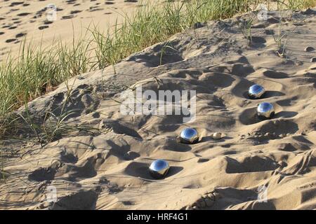 Bocciakugel am Sandstrand Stockfotografie - Alamy