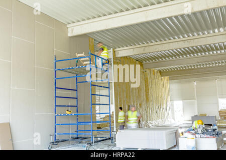 Arbeitnehmer sind Montage-Gips-Wand. Gipskartonplatten ist im Bau mit ...