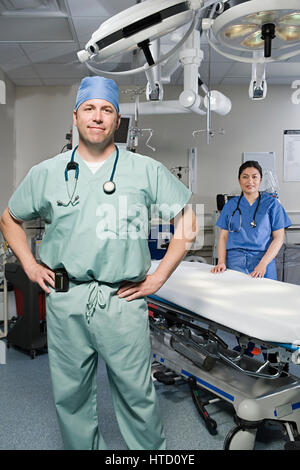 Theater, intensivstation oder Chirurgen mit Teamwork für Notfall ...