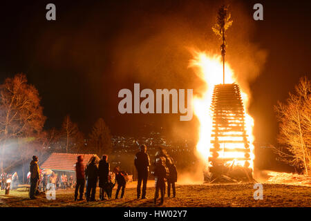 Sonthofen, Lagerfeuer (Funkenfeuer, Funken) im Dorf Hüttenberg, Blick ...