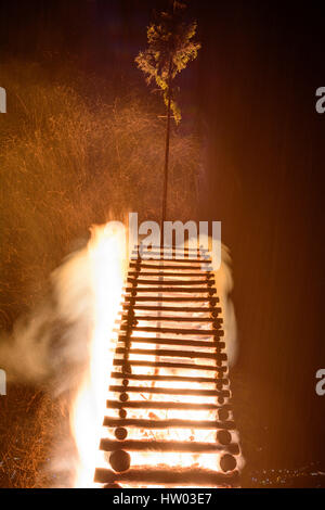 Sonthofen, Lagerfeuer (Funkenfeuer, Funken) im Dorf Hüttenberg, Blick ...