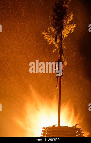 Sonthofen, Lagerfeuer (Funkenfeuer, Funken) im Dorf Hüttenberg, Blick ...