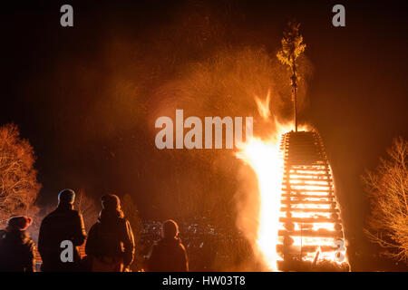 Sonthofen, Lagerfeuer (Funkenfeuer, Funken) im Dorf Hüttenberg, Blick ...