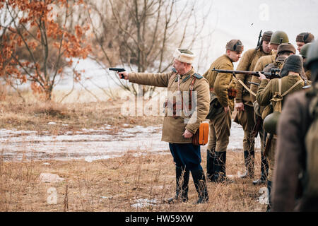 Rogatschew, Belarus - 25. Februar 2017: Re-Enactor verkleidet als ...