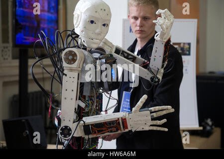 Ein junger Wissenschaftler testen einen menschenähnlichen Roboter bei ...