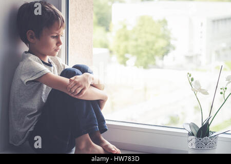 Portrait von wütend, traurig und deprimiert kleine blonde Mädchen auf ...
