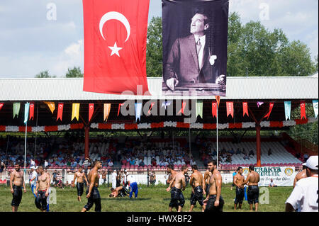 Türkische Männer Ringen in Kirkpinar Öl-wrestling Festival in Edirne ...