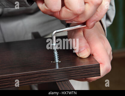 Nahaufnahme einer Hand Schraube verschraubt Inbus-Schlüssel, Montage ...