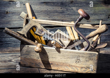 Holz Tischler Werkzeugkasten am alten Holztisch Stockfoto, Bild ...