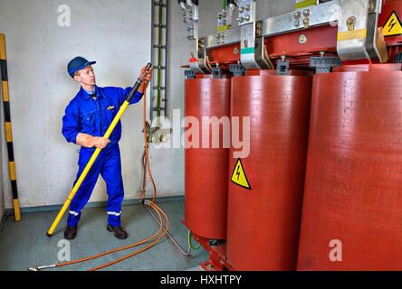 Elektriker Ingenieur verhängen Masseverbindung auf die Verringerung der ...