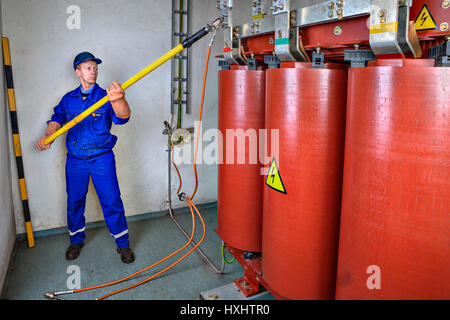 Elektriker Ingenieur verhängen Masseverbindung auf die Verringerung der ...
