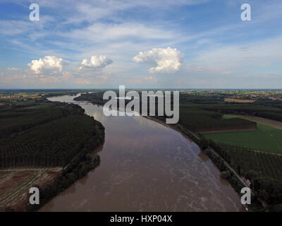 Luftaufnahme der Fluss Po, Poebene, Parma, Region Emilia-Romagna ...