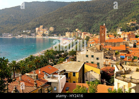 Blick über den Strand von Noli an der ligurischen Küste Ligurien ...