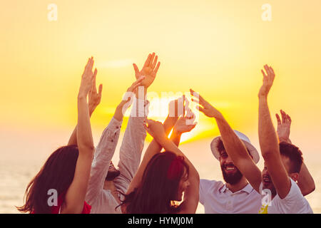 Dance Party mit Gruppe Menschen Tanz und Disco ball Stockfotografie - Alamy