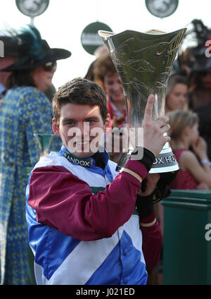 Derek Fox der von Grand National gewann Jockey mit der Renntrophäe beim ...