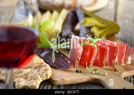 Typische Südtiroler Marende mit Würstchen, Speck, Käse und Rotwein ...