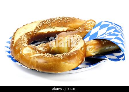 Brezel, Lauge Brezel auf blau-weißen Handtuch in Korb Stockfotografie ...
