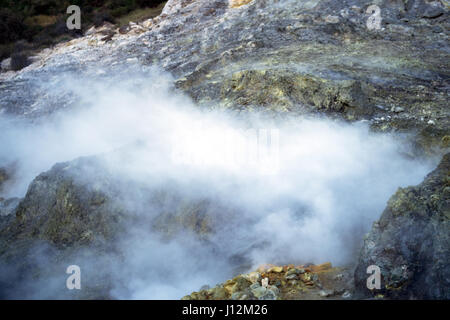 Solfatara Vulkan. Dampf & schwefelhaltige Dämpfe steigen aus Fumerole ...