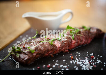 Rindersteak. Grill Rindfleisch Flank Steak mit Rosmarin musrooms und ...