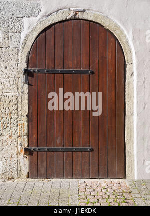 Alte Holztür mit Stein Rundbogen Stockfotografie - Alamy