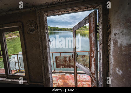 Sinkende Boot auf einem Janow Rückstau in Pripyat ghost Stadt von ...