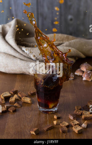 Traditionelle russische kalte Roggen trinken Kwas in ein Glas und einen ...