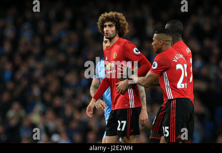 Manchester United Marouane Fellaini wird entfernt von Teamkollegen nach Ausschalten während der ...