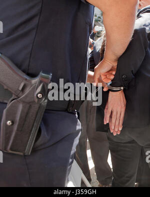 Frau, festgenommen und in Handschellen von der Polizei - USA ...